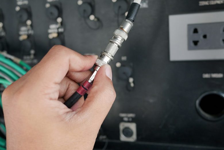 How to Connect Powered Speakers to a Mixer - Howstereo